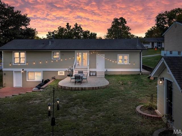 4301 Heinle Dr, Saint Louis, MO 63129