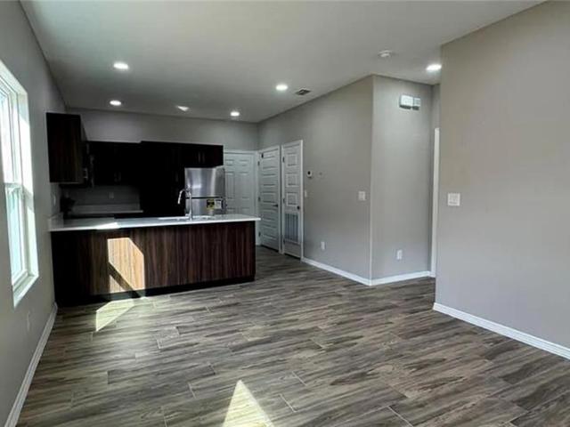 4301 Walnut Avenue 4