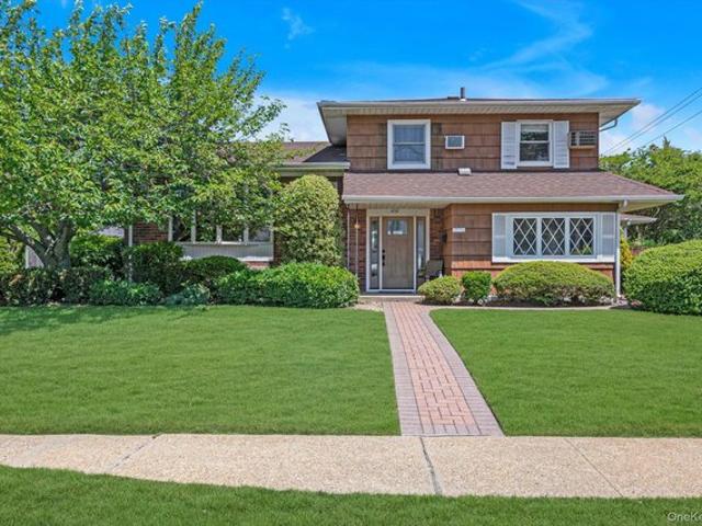 430 Violet St, Massapequa Park, NY 11762
