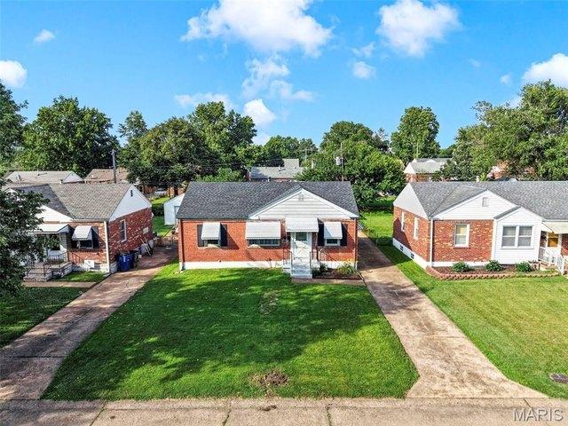 4317 Sunshine Dr, Saint Louis, MO 63116