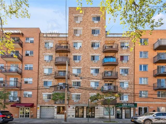 4318 Robinson St Apt 4D, Flushing, NY 11355