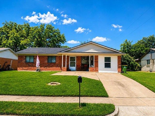 4310 Greenbriar Dr, Bellmead, TX 76705