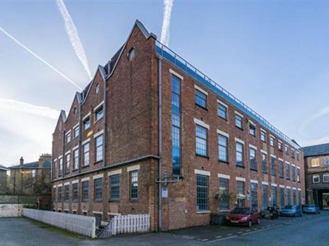 431 Holloway Road, London N7 3 bed flat to rent £2,850 pcm £658 pw