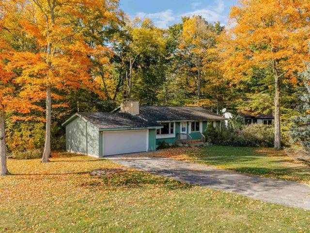 431 N Nanagosa Trl, Suttons Bay, MI 49682