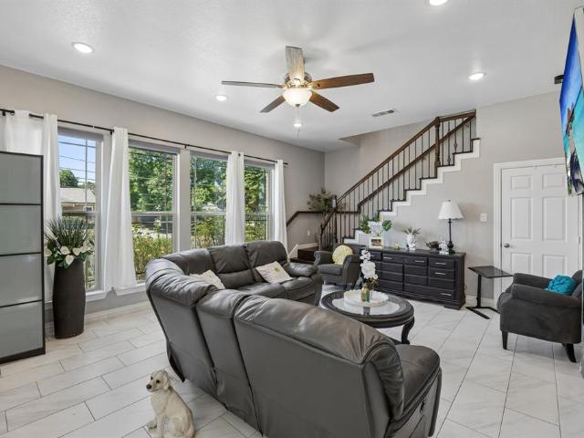 431 W Pioneer Drive