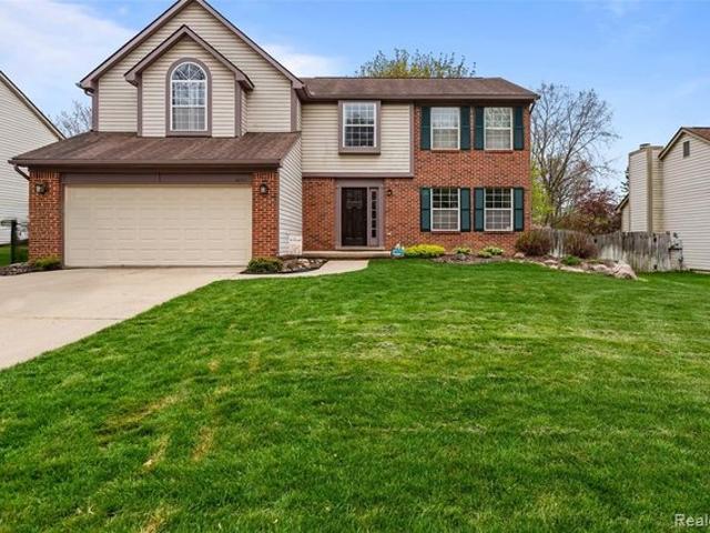 4325 Heatherstone Dr, Waterford Township, MI 48329