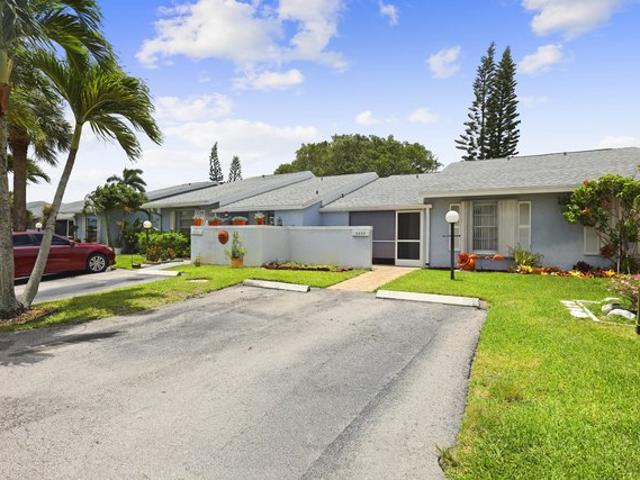 4325 Lucerne Villas Ln, Greenacres, FL 33467