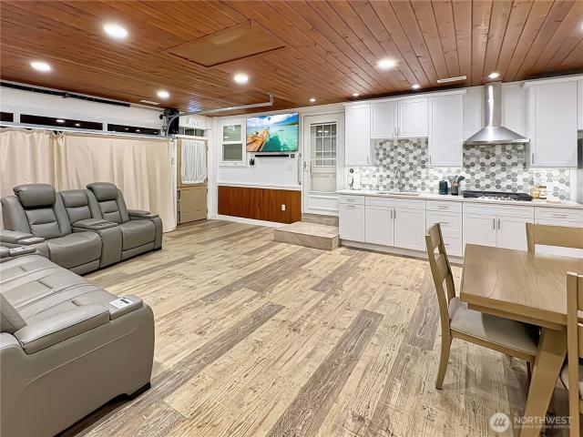 4328 Lakeview Ct