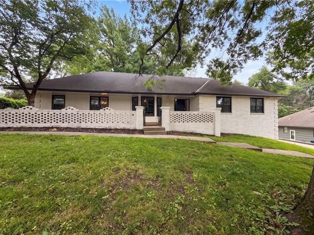 4321 NW Briarcliff Ln, Kansas City, MO 64116