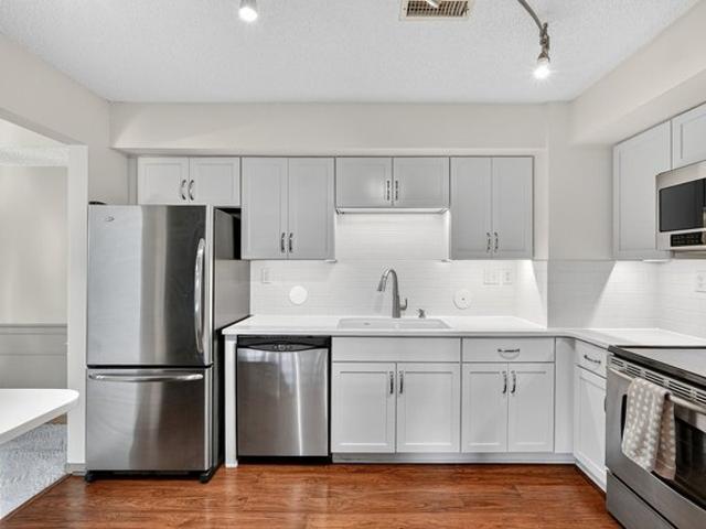 4323 Grand Ave Apt 101, Des Moines, IA 50312