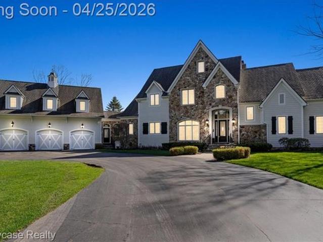4334 Terra Ridge Dr, Milford, MI 48381