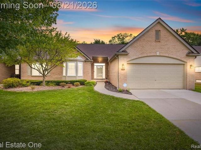 43360 Creek Dr, Clinton Township, MI 48038
