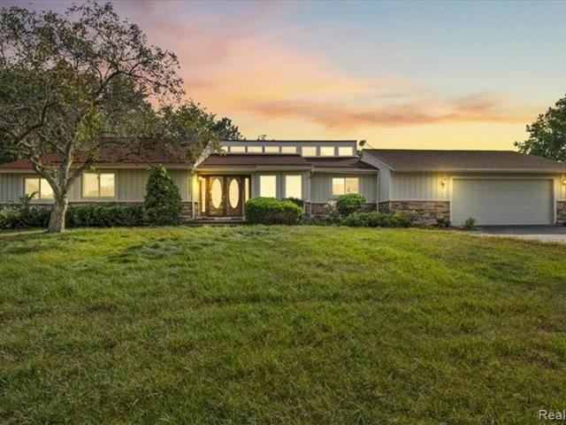 4337 Ravinewood Dr, Commerce Township, MI 48382