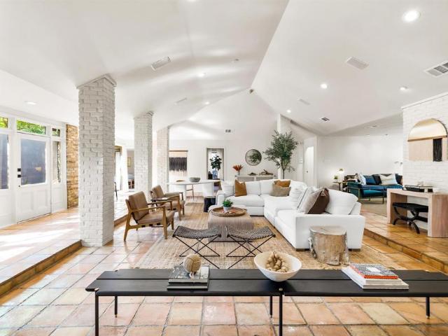 4338 Travis Street