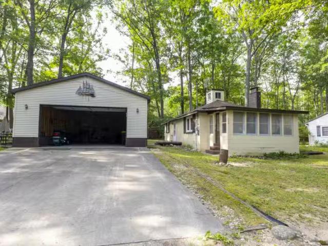 433 CLEVELAND ST, ROSCOMMON, MI 48653 Single Family Residence.