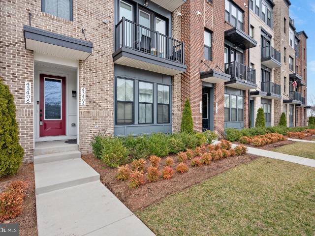 43406 Farringdon Sq, Broadlands, VA 20148 | MLS #VALO2117 | Compass