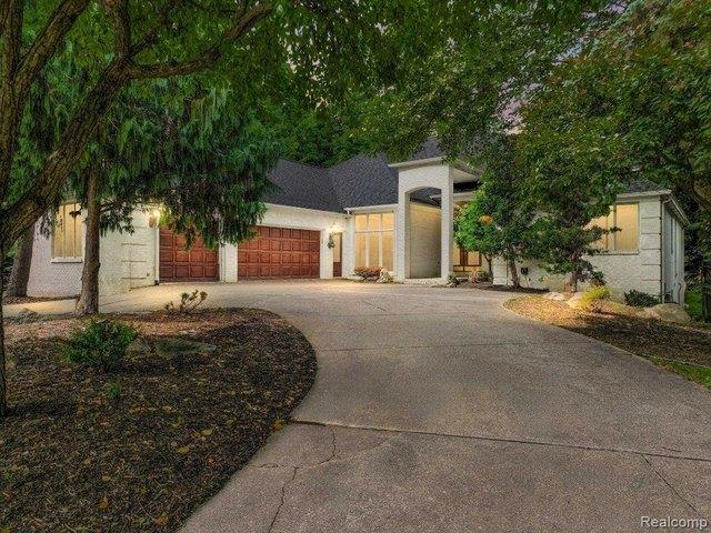 43564 Scenic Ln, Novi, MI 48167