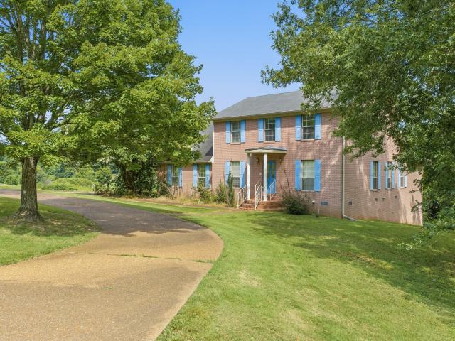 435 Lakeshore Dr
