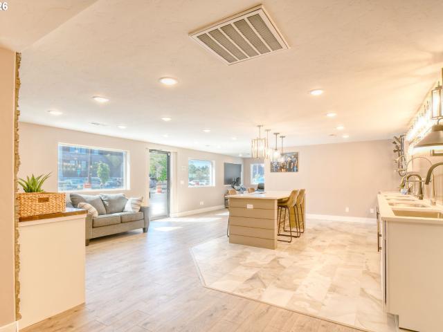 435 sw dorion ave