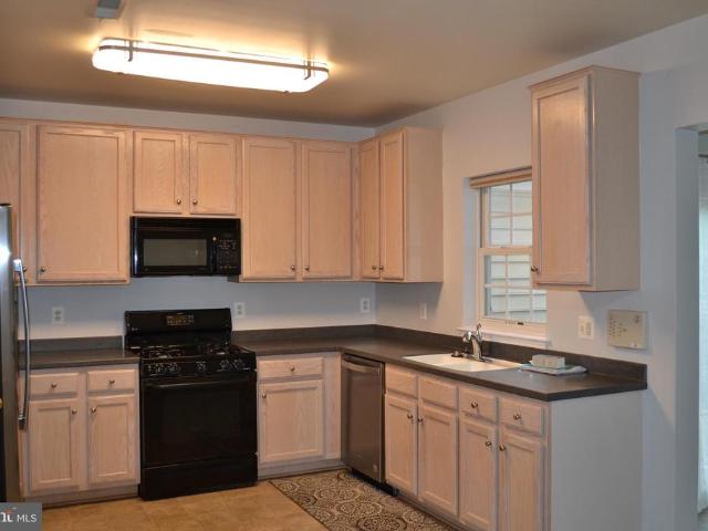 43644 Scarlet Square