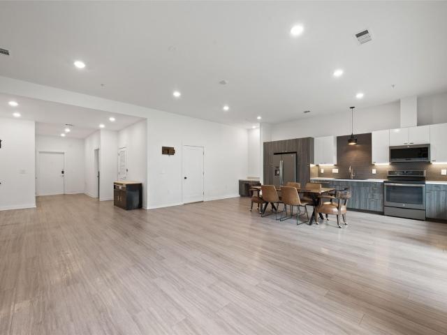 4361 S Congress Ave # 111