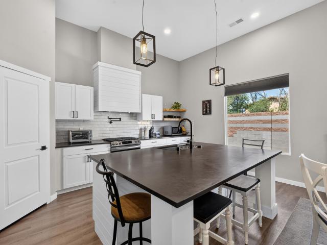 436 Dennis Court NE