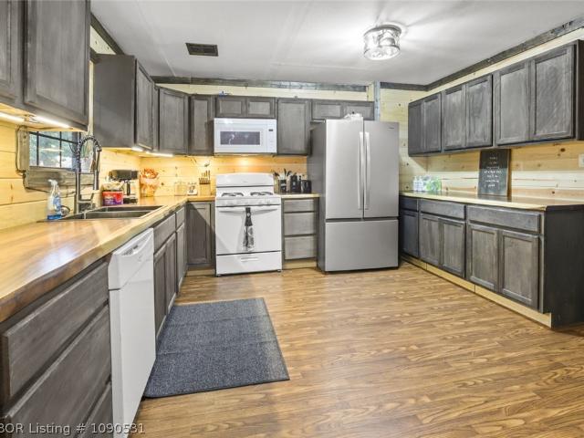 43795 Lockhart Lane
