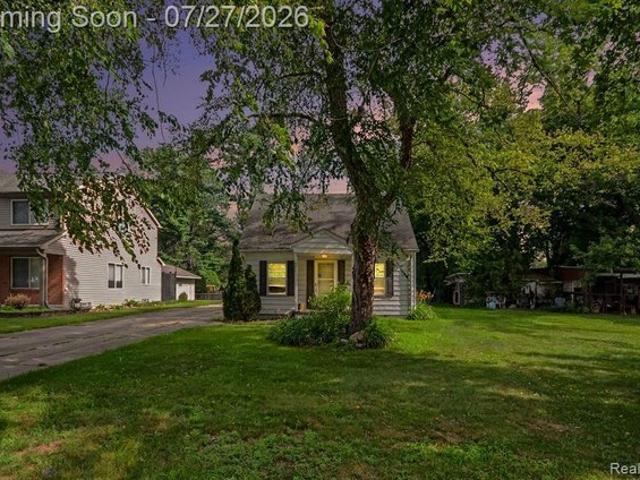 437 Hartland Dr, Troy, MI 48083