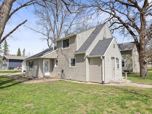 437 Linden Ave SW, Hutchinson, MN 55350