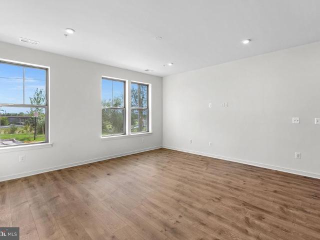 43841 Venetian Square