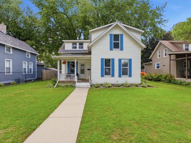 438 49th St, Moline, IL 61265
