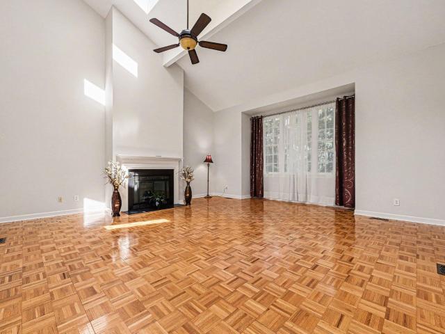438 Crossvine Close