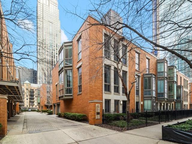 438 E N Water St, Chicago, IL 60611
