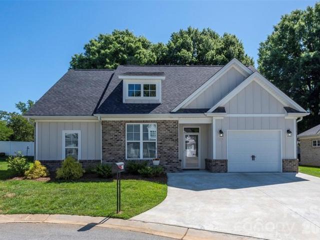 438 Fernwood Dr, Yadkinville, NC 27055