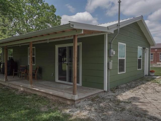438 Searle St, Whiting, KS 66552