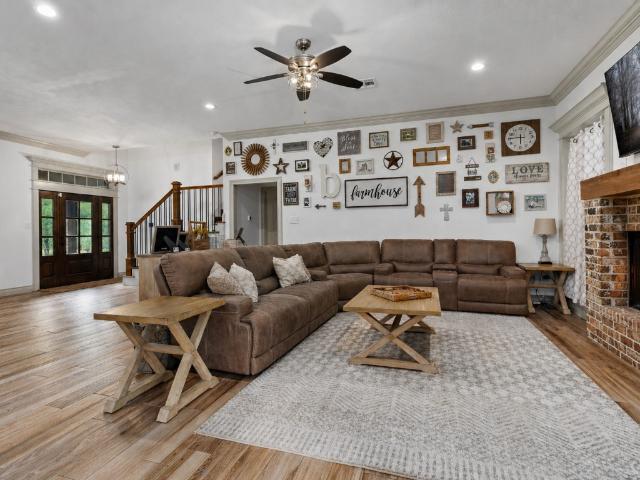 438 W Pineshadows Drive