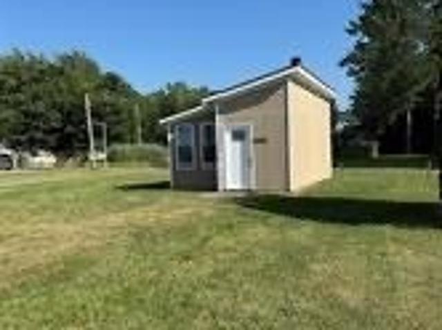 4394 Lake Rd N, Geneva, OH 44041