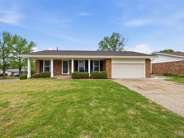 4394 Satiris Dr, Florissant, MO 63033