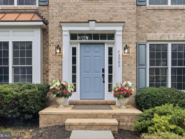43909 Churchill Glen Drive