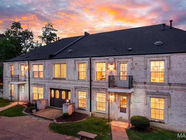 4392 Chateau De Ville Dr Apt E, Saint Louis, MO 63129