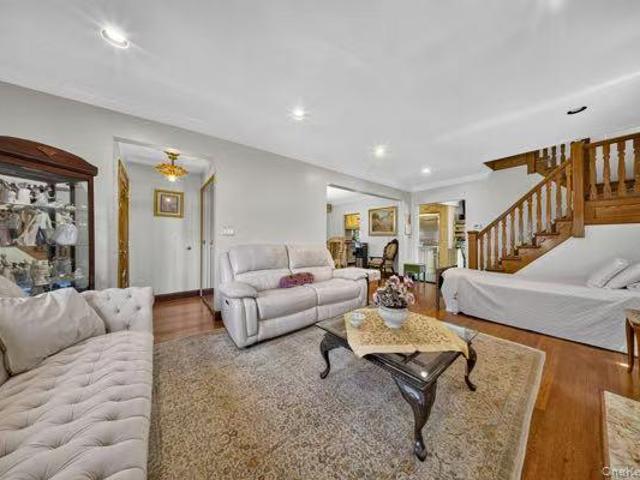 47 57 Utopia Parkway