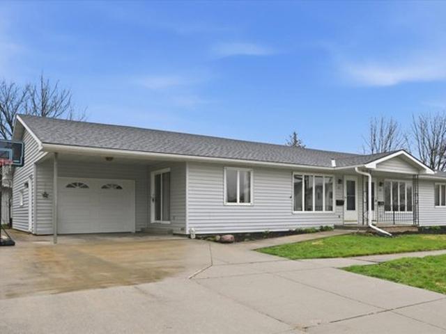 47 6th St, Woodbine, IA 51579