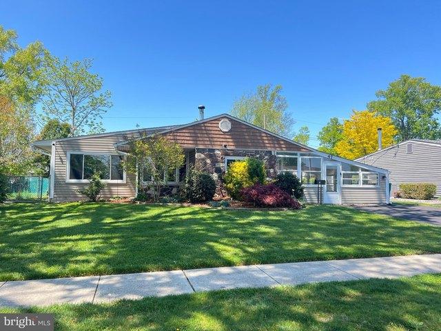 47 Thornyapple Ln, Levittown, PA 19054