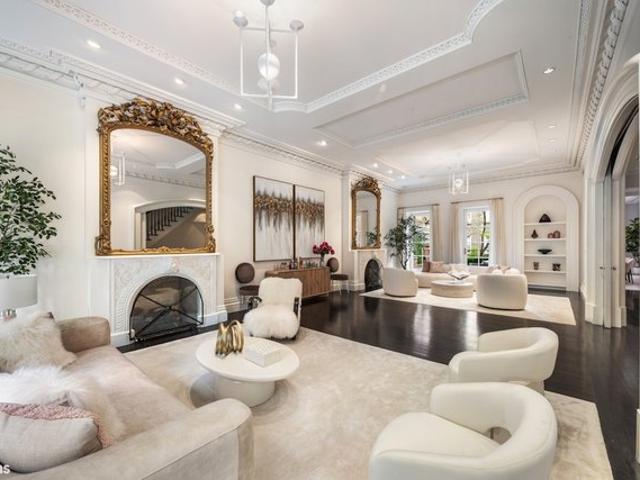 47 W 9th St, Manhattan, NY 10011