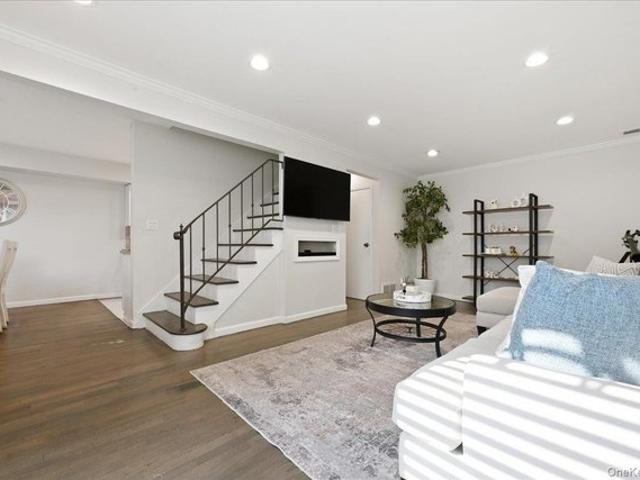 47 Alhambra Dr, Oceanside, NY 11572