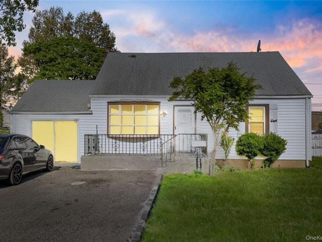 47 Cardinal Rd, Levittown, NY 11756