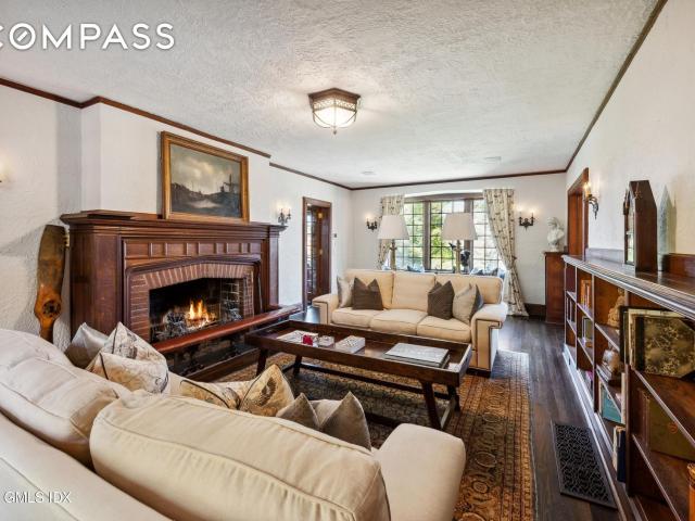 47 Carriglea Dr, Riverside, CT