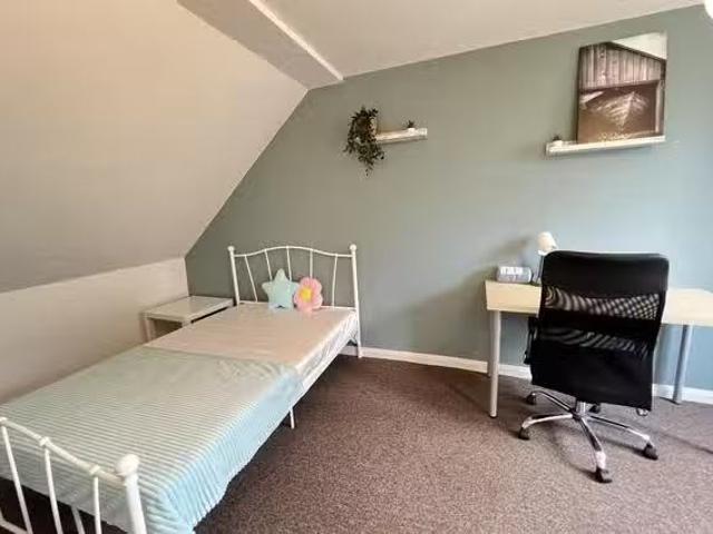 47 Charter Avenue room 8