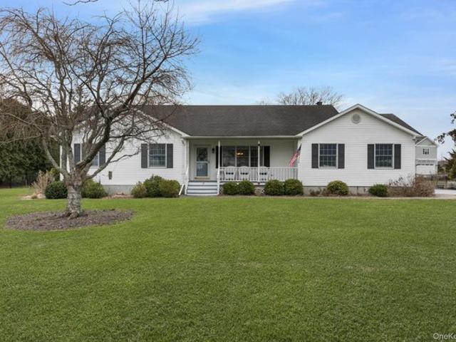 47 Pier Ave, Riverhead, NY 11901