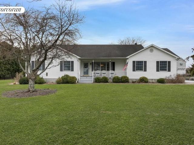 47 Pier Ave, Riverhead, NY 11901